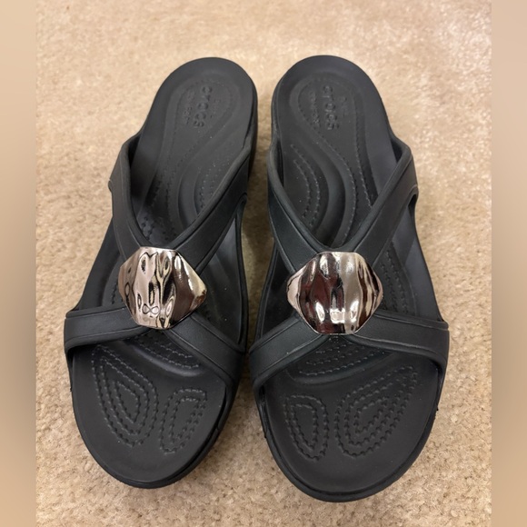 CROCS | Shoes | Crocs Womens Sanrah Liquid Metallic 2 Lightweight Wedge ...